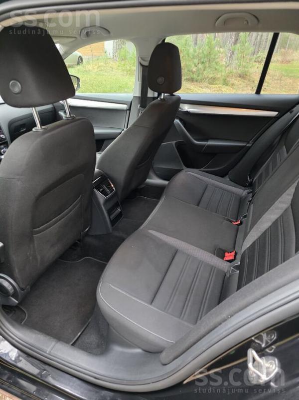 Black Skoda Octavia 2017 in Riga, with an engine capacity of 1.60 L and mileage of 199 thousand km for 8200 €, photo 6 on AUTOMOTO.COM.LV
