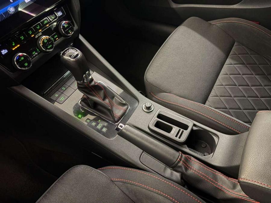 Black Skoda Octavia 2017 in Marijampole, with an engine capacity of 1.97 L and mileage of 240 thousand km for 12999 €, photo 15 on AUTOMOTO.COM.LV