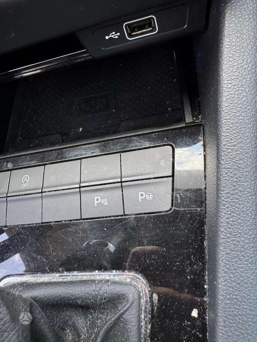 Black Skoda Octavia 2019 in Alytus, with an engine capacity of 1.50 L and mileage of 298 thousand km for 6950 €, photo 15 on AUTOMOTO.COM.LV