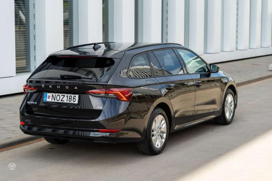 Black Skoda Octavia 2021 in Vilnius, with an engine capacity of 0.00 L and mileage of 250 thousand km for 10900 €, photo 4 on AUTOMOTO.COM.LV