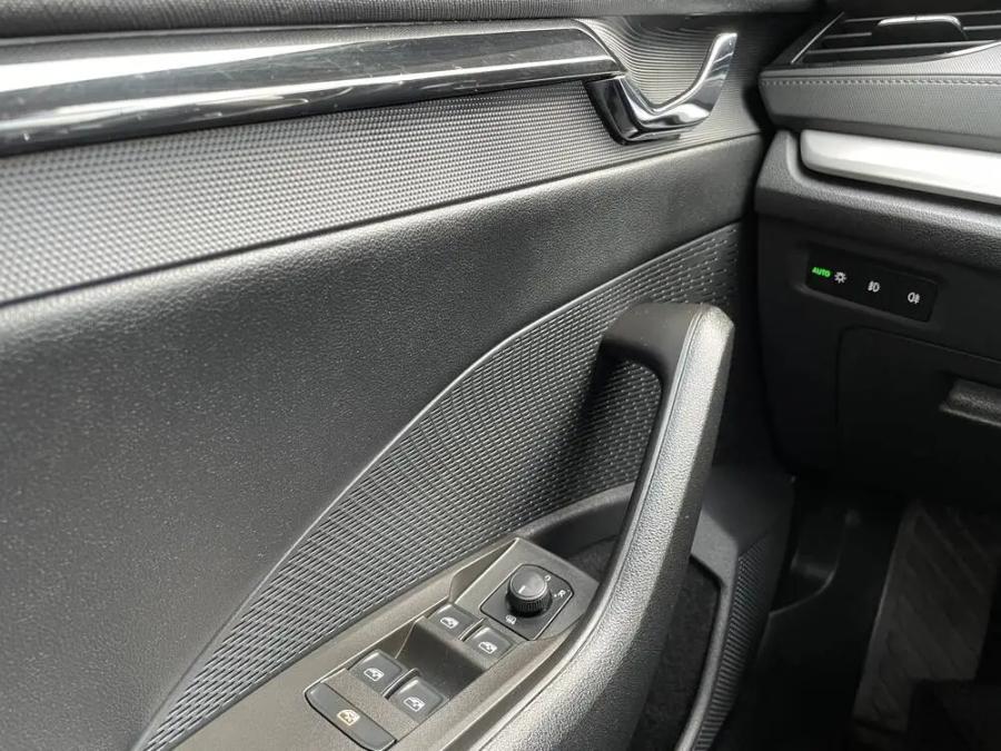 Black Skoda Octavia 2021 in Talsi, with an engine capacity of 1.00 L and mileage of 132 thousand km for 13400 €, photo 14 on AUTOMOTO.COM.LV