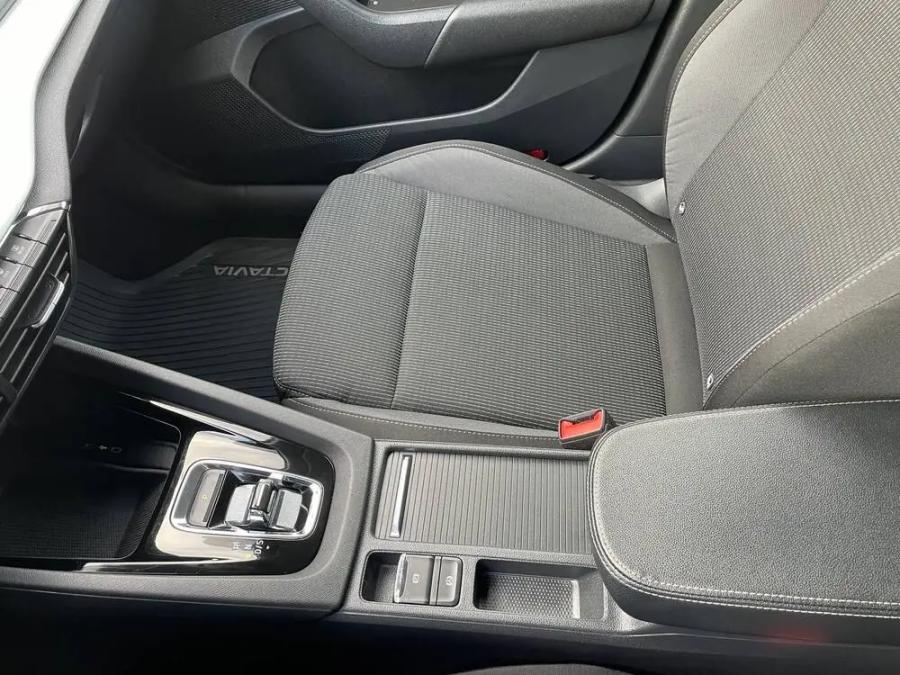 Black Skoda Octavia 2021 in Talsi, with an engine capacity of 1.00 L and mileage of 132 thousand km for 13400 €, photo 21 on AUTOMOTO.COM.LV