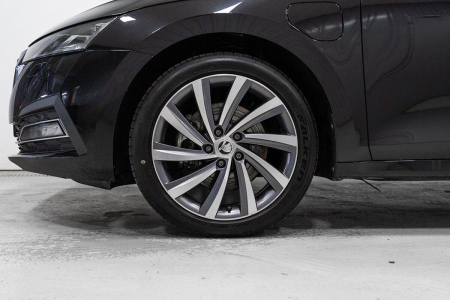 Black Skoda Octavia 2021 in Vilnius, with an engine capacity of 1.40 L and mileage of 76 thousand km for 20900 €, photo 30 on AUTOMOTO.COM.LV