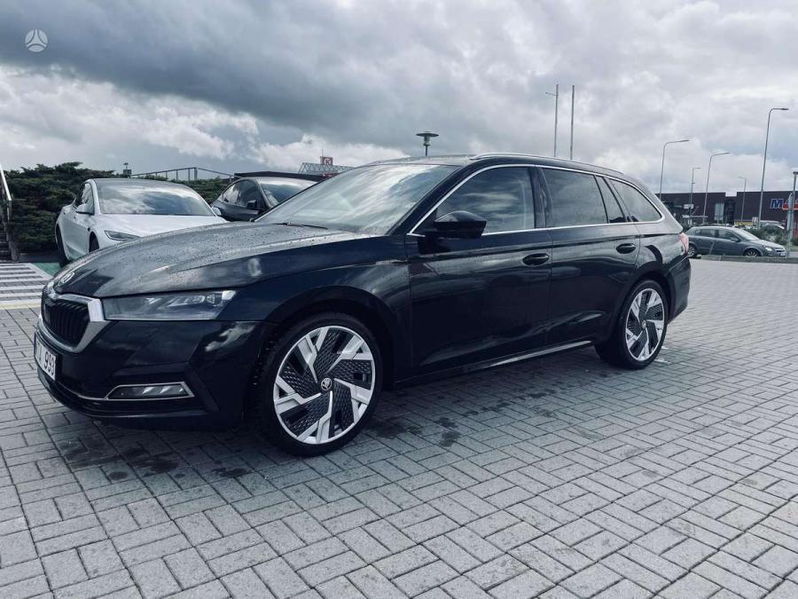 Black Skoda Octavia 2022 in Vilnius, with an engine capacity of 2.00 L and mileage of 226 thousand km for 15450 €, photo 1 on AUTOMOTO.COM.LV