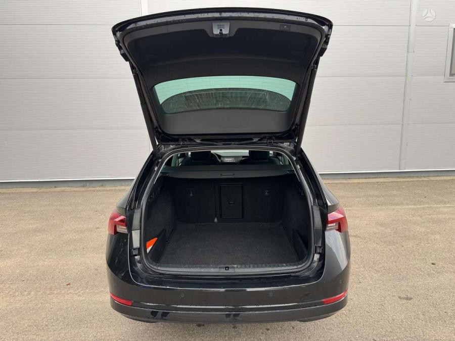 Black Skoda Octavia 2022 in Utena, with an engine capacity of 0.00 L and mileage of 184 thousand km for 14999 €, photo 7 on AUTOMOTO.COM.LV