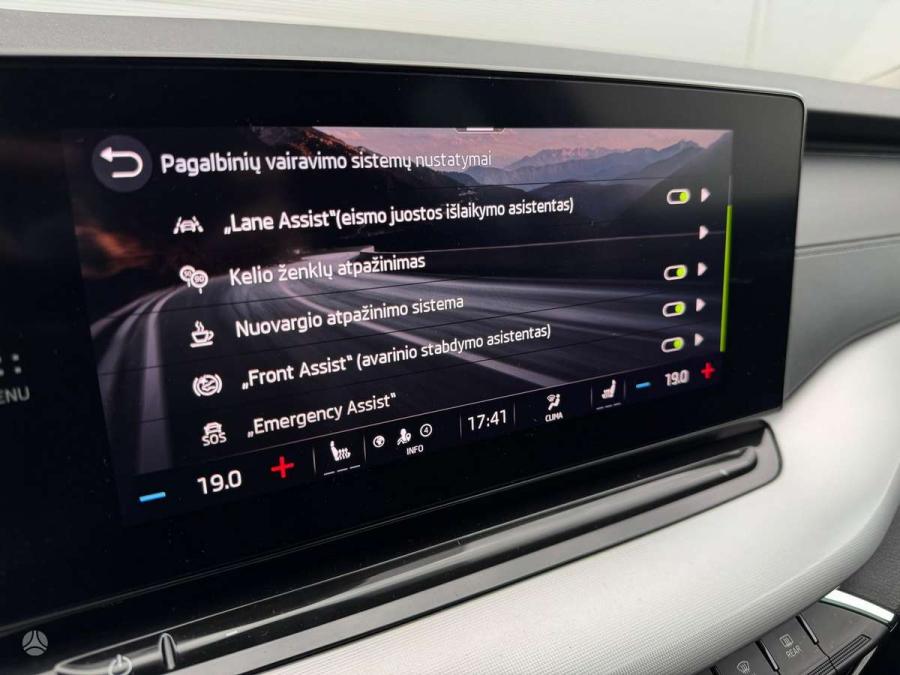Black Skoda Octavia 2022 in Utena, with an engine capacity of 0.00 L and mileage of 184 thousand km for 14999 €, photo 18 on AUTOMOTO.COM.LV