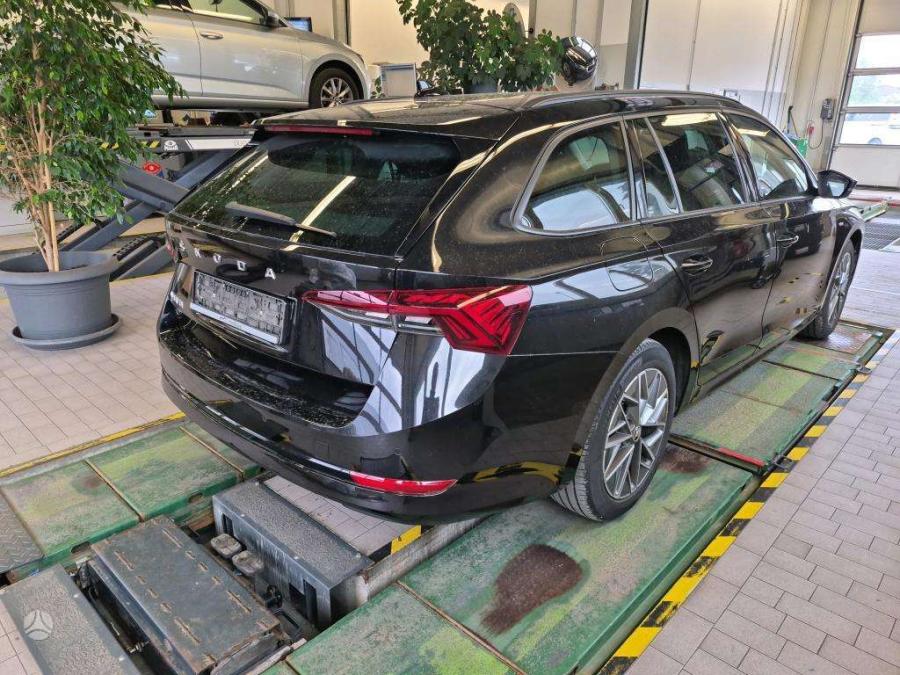 Black Skoda Octavia 2023 in Vilnius, with an engine capacity of 1.50 L and mileage of 163 thousand km for 16400 €, photo 3 on AUTOMOTO.COM.LV