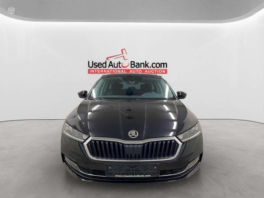 Black Skoda Octavia 2023 in Marijampole, with an engine capacity of 1.00 L and mileage of 212 thousand km for 11495 €, photo 3 on AUTOMOTO.COM.LV