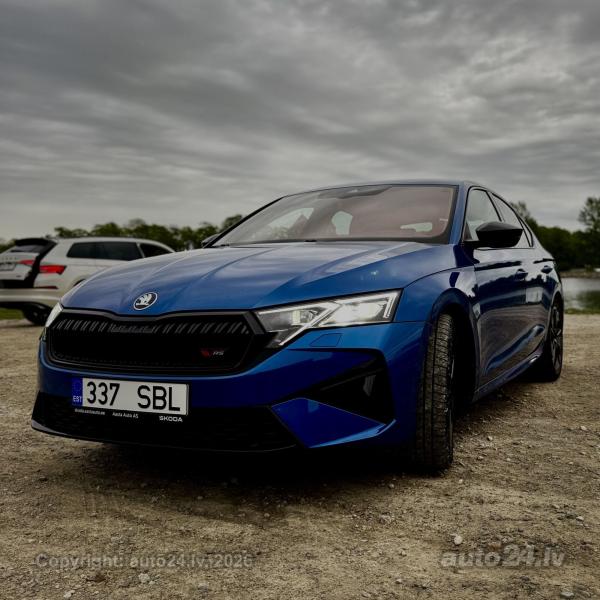 Zils Skoda Octavia 2024 Tallina, ar dzinēja tilpumu 2.00 L un nobraukumu 14 tūkst. km par 39000 €, foto 5 vietnē AUTOMOTO.COM.LV