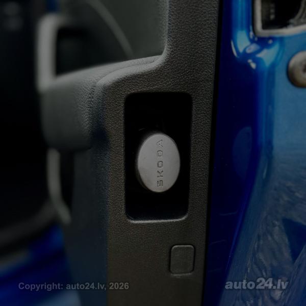 Zils Skoda Octavia 2024 Tallina, ar dzinēja tilpumu 2.00 L un nobraukumu 14 tūkst. km par 39000 €, foto 10 vietnē AUTOMOTO.COM.LV