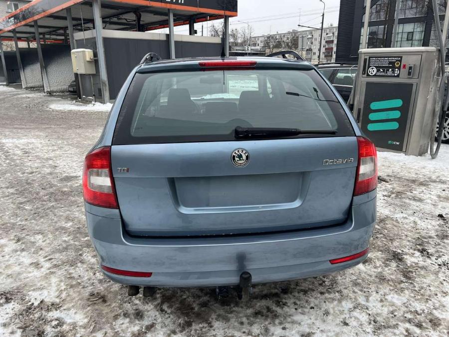 Blue Skoda Octavia 2010 in Kaunas, with an engine capacity of 1.97 L and mileage of 261 thousand km for 3700 €, photo 4 on AUTOMOTO.COM.LV