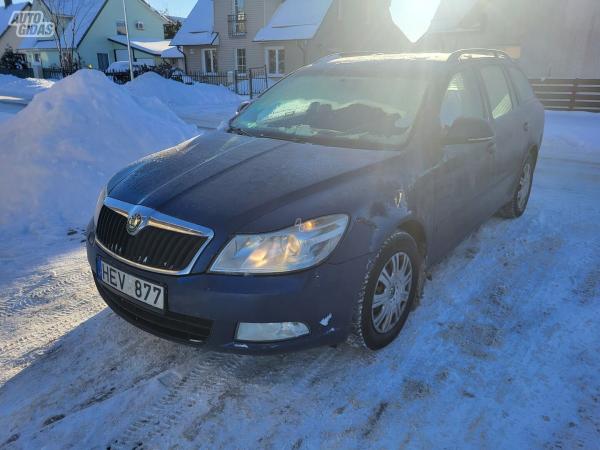 Blue Skoda Octavia 2011 in Mazeikiai, with an engine capacity of 1.60 L and mileage of 372 thousand km for 1850 €, photo 1 on AUTOMOTO.COM.LV