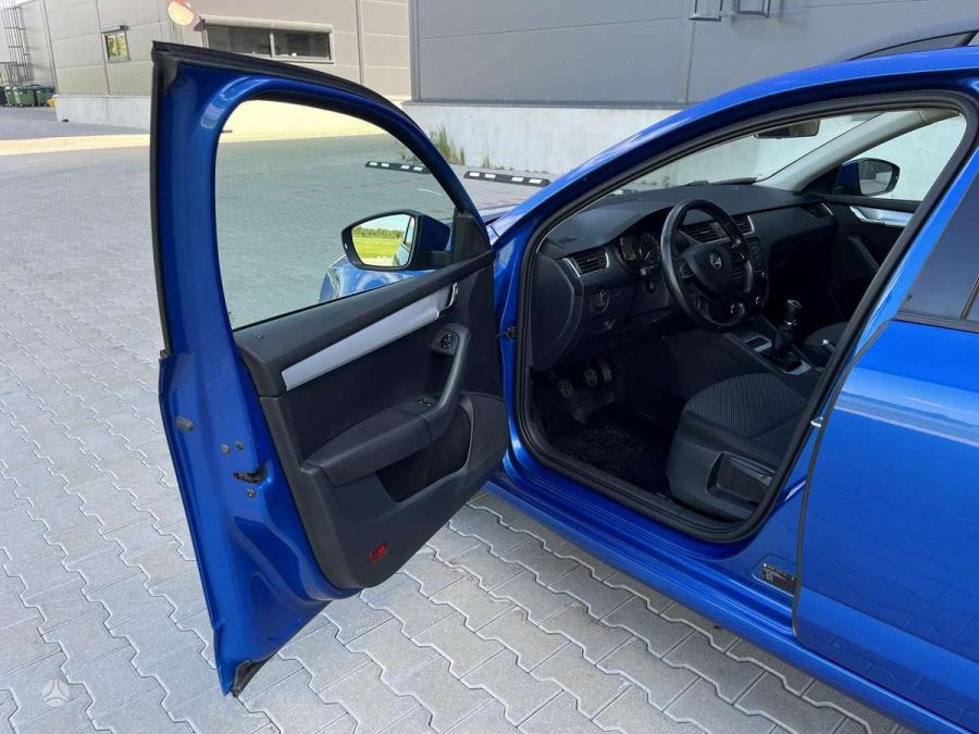 Blue Skoda Octavia 2014 in Siauliai, with an engine capacity of 1.97 L and mileage of 294 thousand km for 5600 €, photo 10 on AUTOMOTO.COM.LV