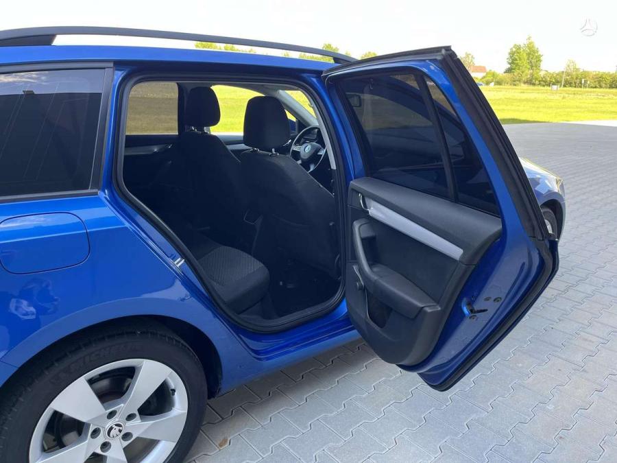 Blue Skoda Octavia 2014 in Siauliai, with an engine capacity of 1.97 L and mileage of 294 thousand km for 5600 €, photo 18 on AUTOMOTO.COM.LV