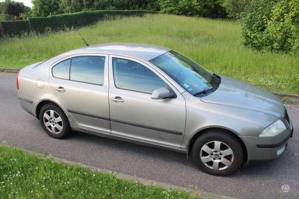 Brown Skoda Octavia 2008 in Vilnius, with an engine capacity of 1.60 L and mileage of 196 thousand km for 1350 €, photo 5 on AUTOMOTO.COM.LV
