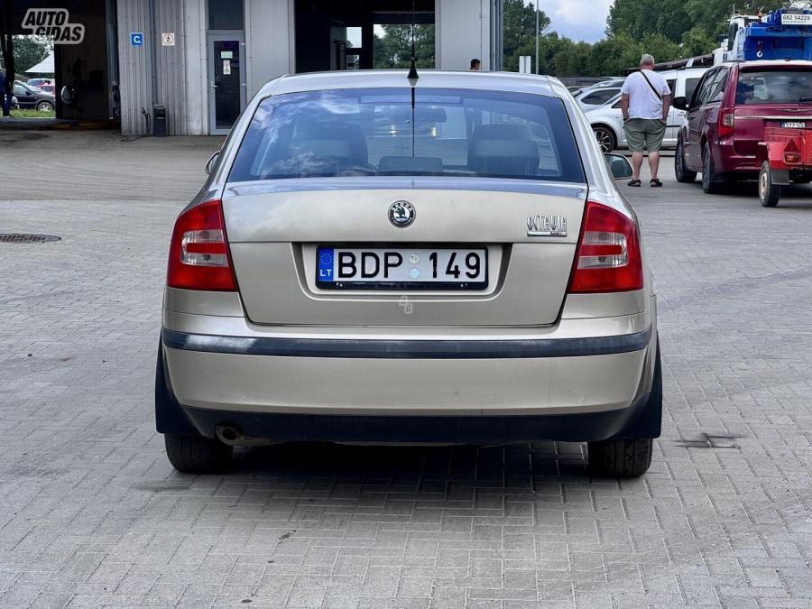 Brown Skoda Octavia 2005 in Kretinga, with an engine capacity of 1.60 L and mileage of 138 thousand km for 1250 €, photo 7 on AUTOMOTO.COM.LV