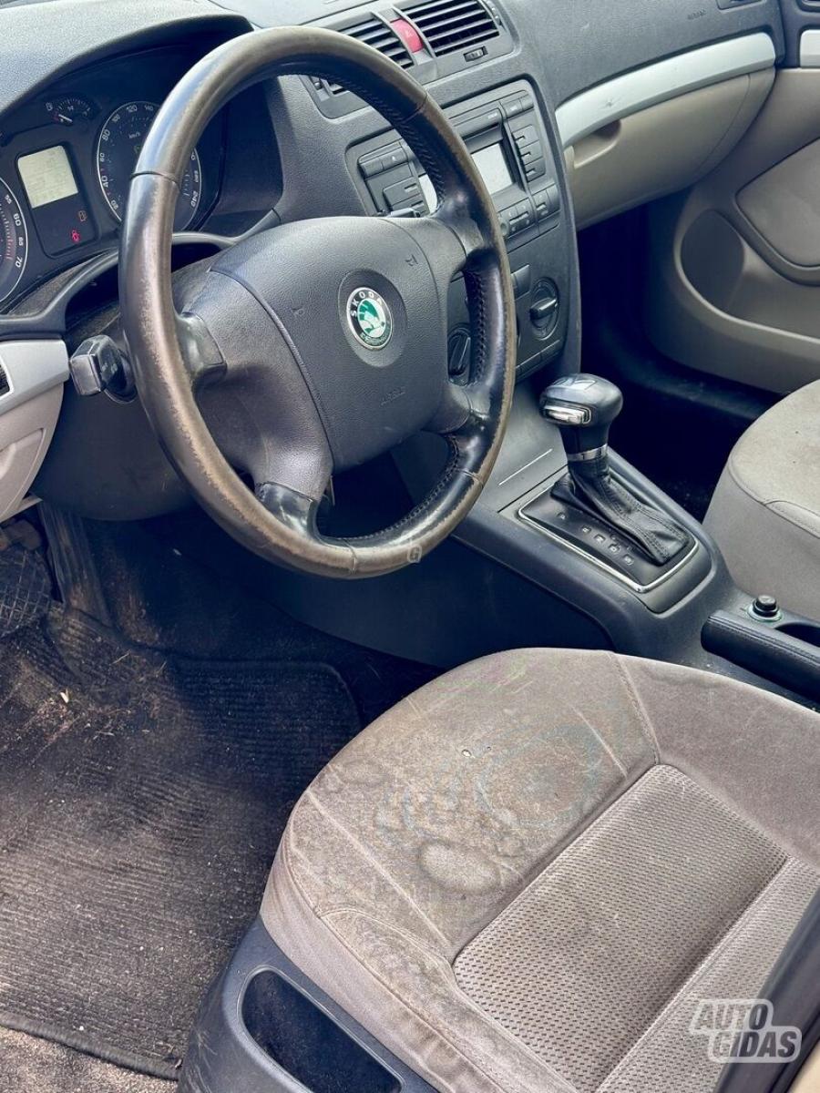 Brown Skoda Octavia 2005 in Kretinga, with an engine capacity of 1.60 L and mileage of 138 thousand km for 1250 €, photo 10 on AUTOMOTO.COM.LV