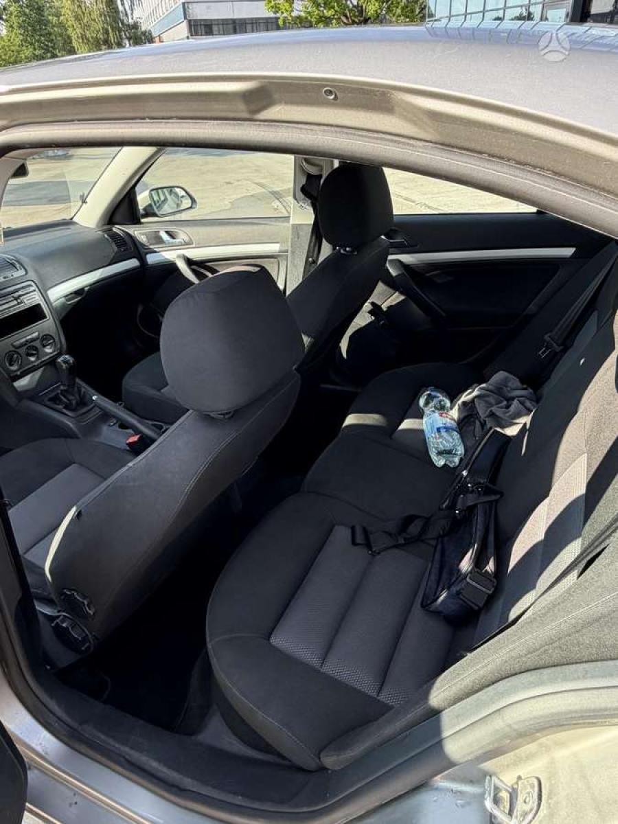 Brown Skoda Octavia 2007 in Panevezys, with an engine capacity of 1.90 L and mileage of 298 thousand km for 1385 €, photo 9 on AUTOMOTO.COM.LV