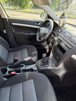 Brown Skoda Octavia 2007 in Panevezys, with an engine capacity of 1.90 L and mileage of 298 thousand km for 1385 €, photo 13 on AUTOMOTO.COM.LV