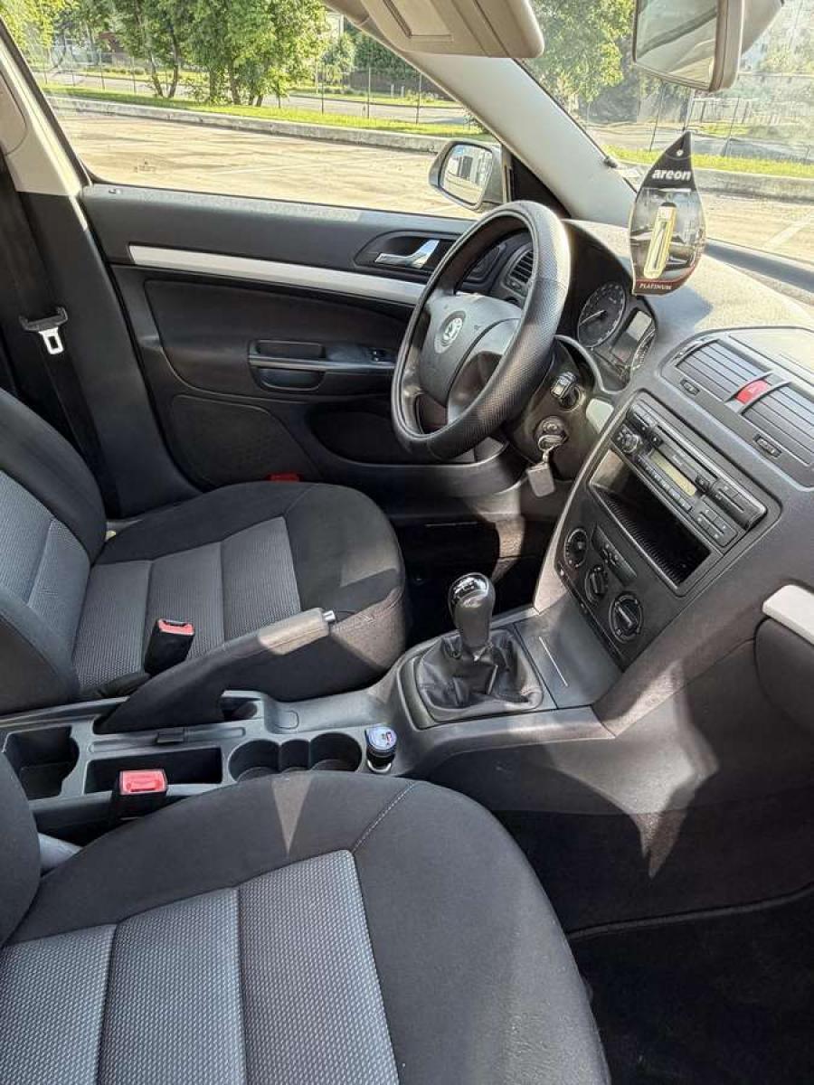 Brown Skoda Octavia 2007 in Panevezys, with an engine capacity of 1.90 L and mileage of 298 thousand km for 1385 €, photo 13 on AUTOMOTO.COM.LV