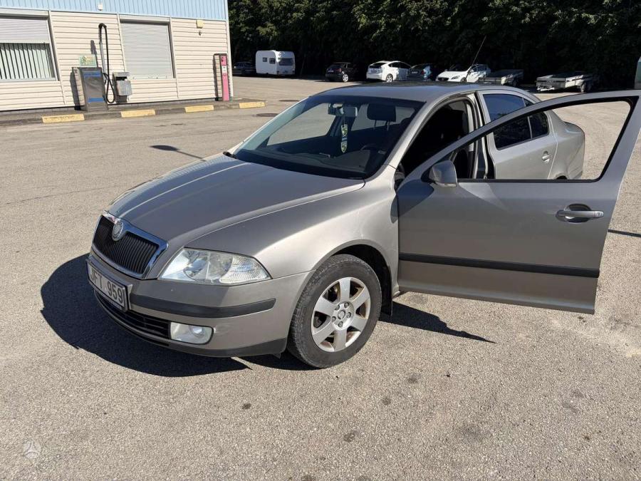 Brown Skoda Octavia 2008 in Klaipeda, with an engine capacity of 1.90 L and mileage of 281 thousand km for 750 €, photo 4 on AUTOMOTO.COM.LV