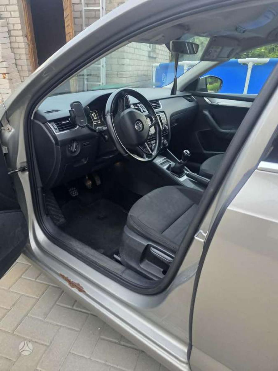 Brown Skoda Octavia 2017 in Kaisiadorys, with an engine capacity of 1.60 L and mileage of 352 thousand km for 4500 €, photo 7 on AUTOMOTO.COM.LV