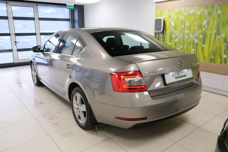 Brown Skoda Octavia 2019 in Vilnius, with an engine capacity of 1.50 L and mileage of 121 thousand km for 10900 €, photo 4 on AUTOMOTO.COM.LV