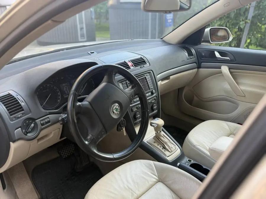 Brūns Skoda Octavia 2005 Cēsis, ar dzinēja tilpumu 2.00 L un nobraukumu 248 tūkst. km par 2290 €, foto 15 vietnē AUTOMOTO.COM.LV