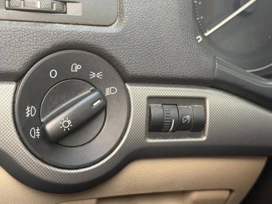 Brūns Skoda Octavia 2005 Cēsis, ar dzinēja tilpumu 2.00 L un nobraukumu 248 tūkst. km par 2290 €, foto 18 vietnē AUTOMOTO.COM.LV