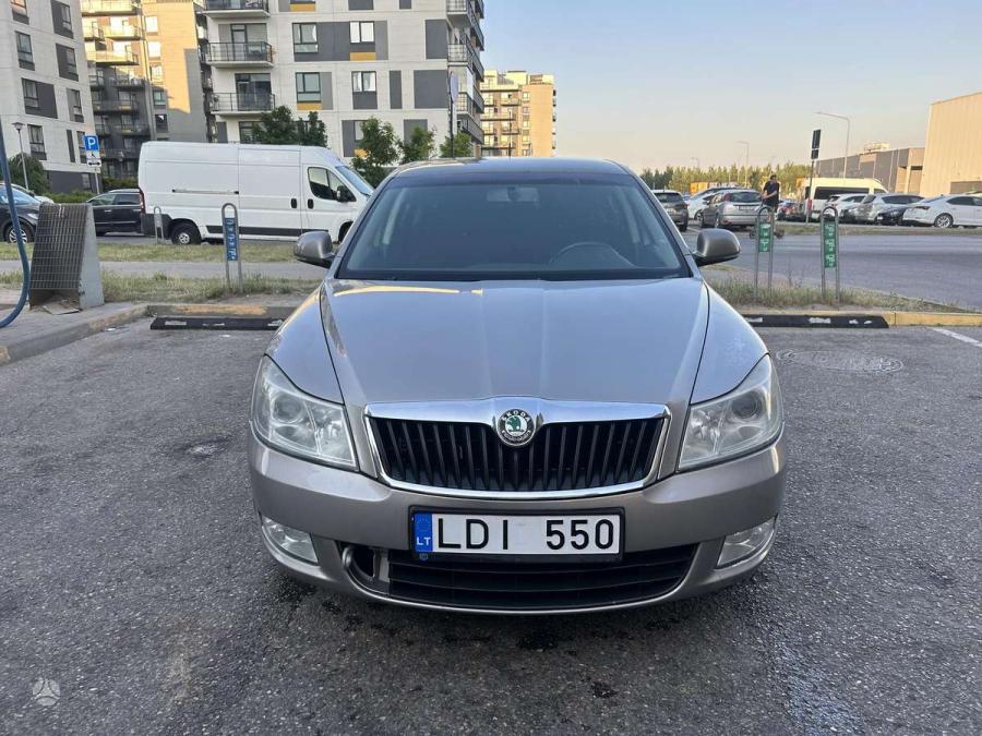 Brown Skoda Octavia 2009 in Vilnius, with an engine capacity of 1.90 L and mileage of 308 thousand km for 950 €, photo 3 on AUTOMOTO.COM.LV