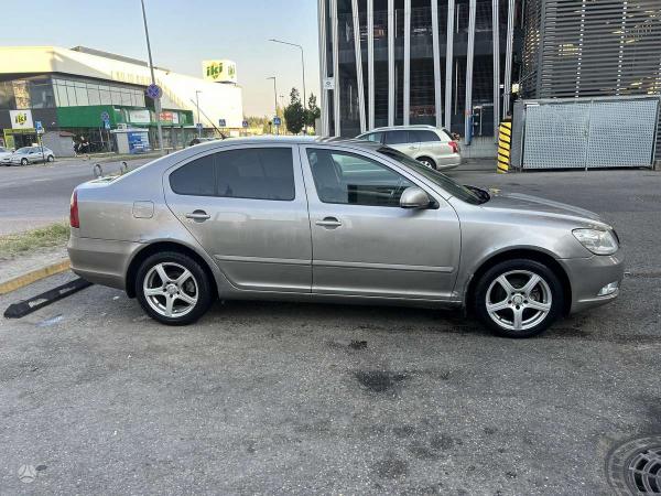 Brown Skoda Octavia 2009 in Vilnius, with an engine capacity of 1.90 L and mileage of 308 thousand km for 950 €, photo 4 on AUTOMOTO.COM.LV
