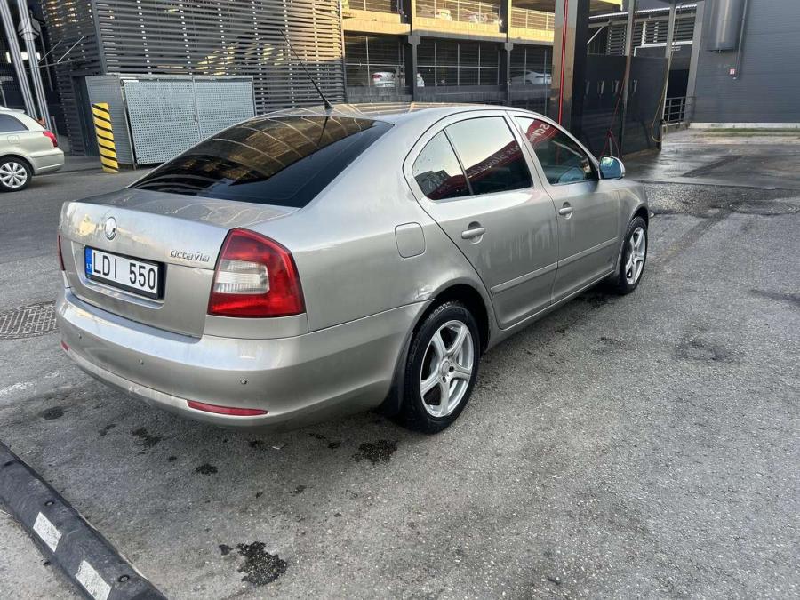 Brown Skoda Octavia 2009 in Vilnius, with an engine capacity of 1.90 L and mileage of 308 thousand km for 950 €, photo 6 on AUTOMOTO.COM.LV