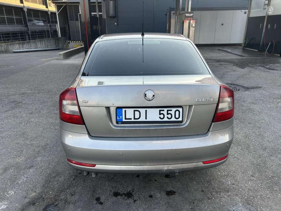 Brown Skoda Octavia 2009 in Vilnius, with an engine capacity of 1.90 L and mileage of 308 thousand km for 950 €, photo 7 on AUTOMOTO.COM.LV