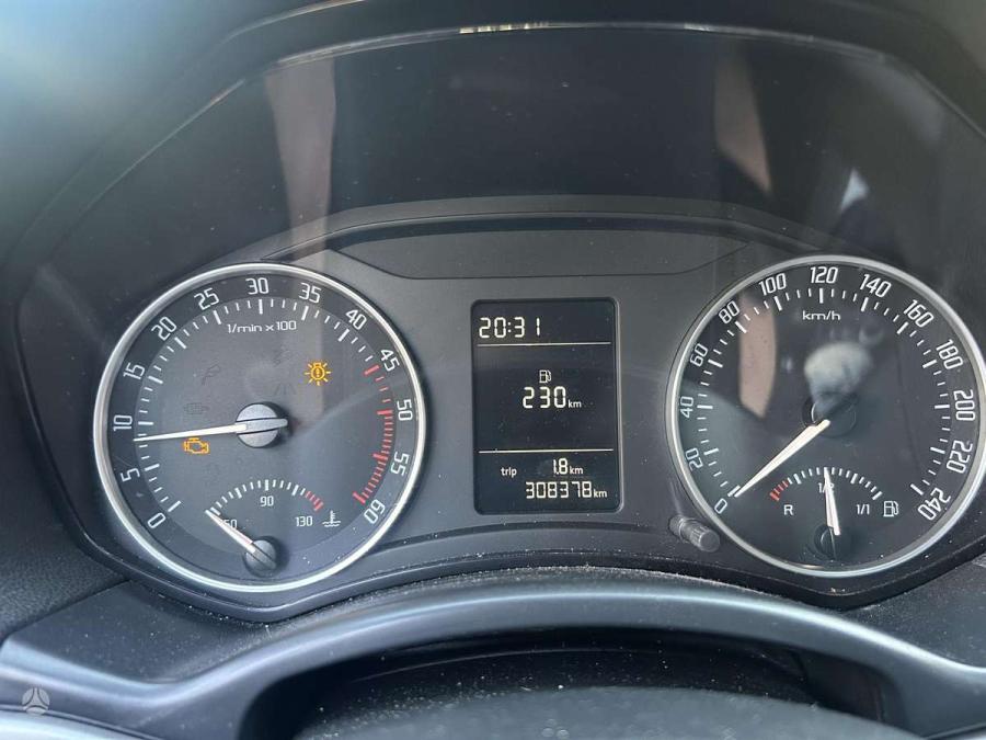 Brown Skoda Octavia 2009 in Vilnius, with an engine capacity of 1.90 L and mileage of 308 thousand km for 950 €, photo 14 on AUTOMOTO.COM.LV