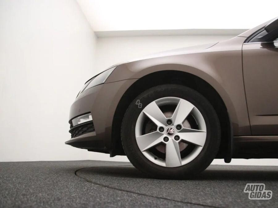 Brown Skoda Octavia 2018 in Vilnius, with an engine capacity of 1.60 L and mileage of 186 thousand km for 10199 €, photo 28 on AUTOMOTO.COM.LV