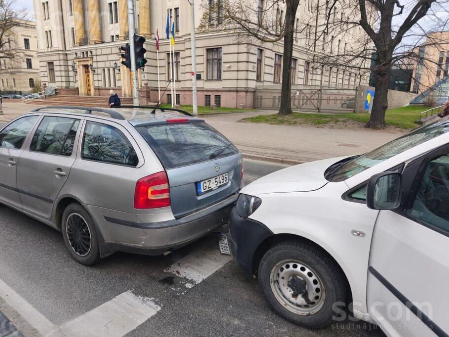 Brown Skoda Octavia 2007 in Riga, with an engine capacity of 1.60 L and mileage of 447 thousand km for 750 €, photo 8 on AUTOMOTO.COM.LV