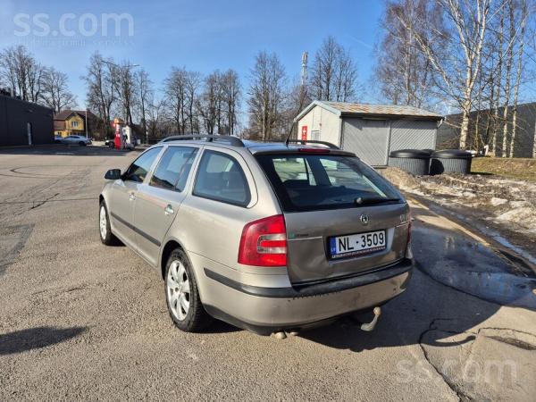 Brown Skoda Octavia 2009 in Riga, with an engine capacity of 2.00 L and mileage of 275 thousand km for 2300 €, photo 2 on AUTOMOTO.COM.LV