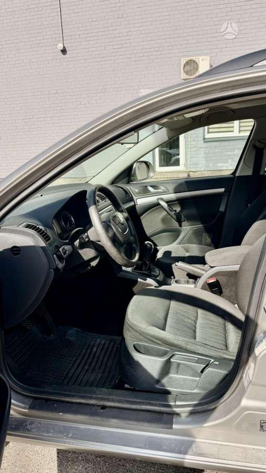 Brown Skoda Octavia 2010 in Vilnius, with an engine capacity of 1.90 L and mileage of 424 thousand km for 1900 €, photo 8 on AUTOMOTO.COM.LV