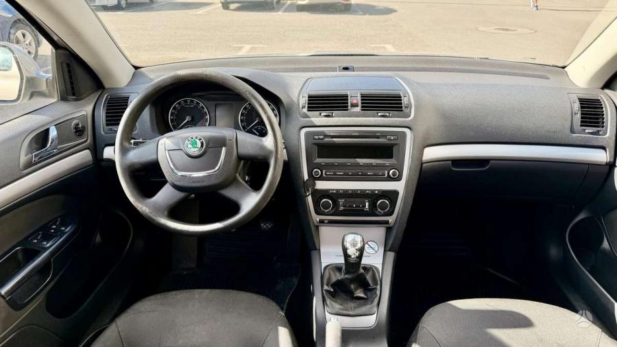Brown Skoda Octavia 2010 in Vilnius, with an engine capacity of 1.90 L and mileage of 424 thousand km for 1900 €, photo 9 on AUTOMOTO.COM.LV