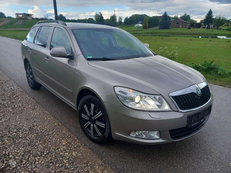 Brown Skoda Octavia 2011 in Alytus, with an engine capacity of 1.39 L and mileage of 247 thousand km for 3550 €, photo 4 on AUTOMOTO.COM.LV
