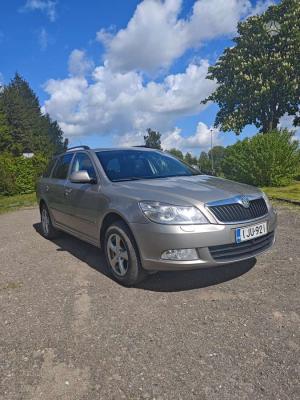 Brown Skoda Octavia 2011 in Raseiniai, with an engine capacity of 1.60 L and mileage of 320 thousand km for 2900 €, photo  on AUTOMOTO.COM.LV