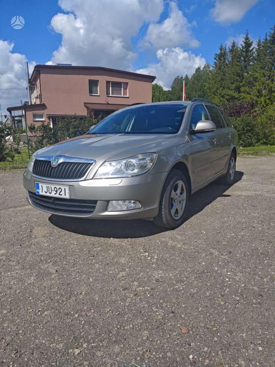 Brown Skoda Octavia 2011 in Raseiniai, with an engine capacity of 1.60 L and mileage of 320 thousand km for 2900 €, photo 3 on AUTOMOTO.COM.LV