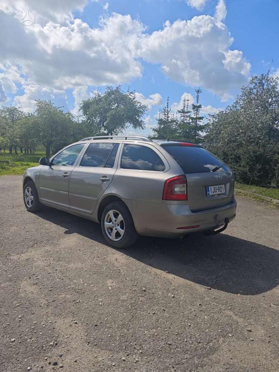 Brown Skoda Octavia 2011 in Raseiniai, with an engine capacity of 1.60 L and mileage of 320 thousand km for 2900 €, photo 6 on AUTOMOTO.COM.LV