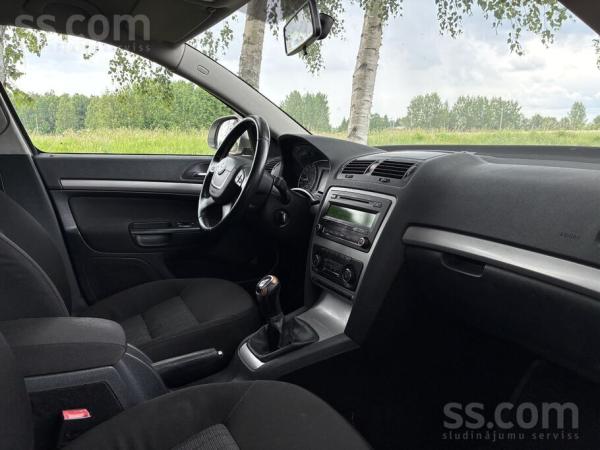 Brown Skoda Octavia 2012 in Riga, with an engine capacity of 2.00 L and mileage of 379 thousand km for 2490 €, photo 7 on AUTOMOTO.COM.LV