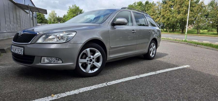 Brown Skoda Octavia 2013 in Elektrenai, with an engine capacity of 1.60 L and mileage of 401 thousand km for 2800 €, photo 1 on AUTOMOTO.COM.LV