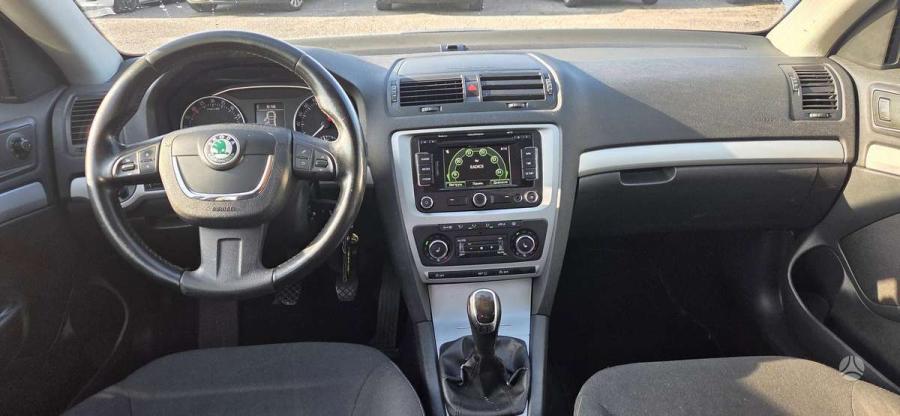 Brown Skoda Octavia 2013 in Elektrenai, with an engine capacity of 1.60 L and mileage of 401 thousand km for 2800 €, photo 4 on AUTOMOTO.COM.LV