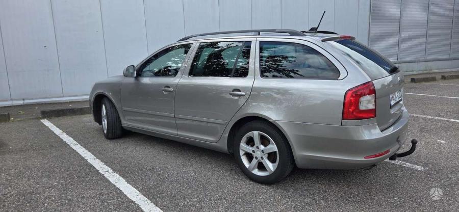 Brown Skoda Octavia 2013 in Elektrenai, with an engine capacity of 1.60 L and mileage of 401 thousand km for 2800 €, photo 5 on AUTOMOTO.COM.LV