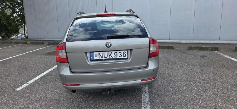 Brown Skoda Octavia 2013 in Elektrenai, with an engine capacity of 1.60 L and mileage of 401 thousand km for 2800 €, photo 6 on AUTOMOTO.COM.LV