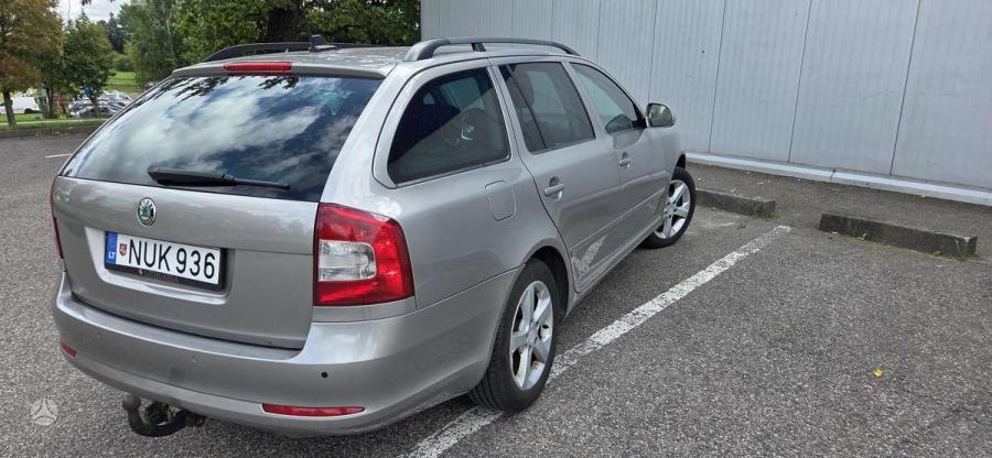 Brown Skoda Octavia 2013 in Elektrenai, with an engine capacity of 1.60 L and mileage of 401 thousand km for 2800 €, photo 7 on AUTOMOTO.COM.LV