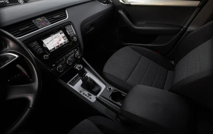 Brūns Skoda Octavia 2014 Jelgava, ar dzinēja tilpumu 1.60 L un nobraukumu 222 tūkst. km par 6500 €, foto 17 vietnē AUTOMOTO.COM.LV